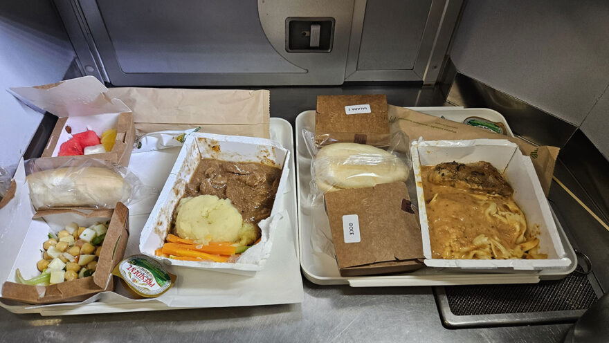 Comida de avião: quando a falta de regulamentação e os ultraprocessados ...